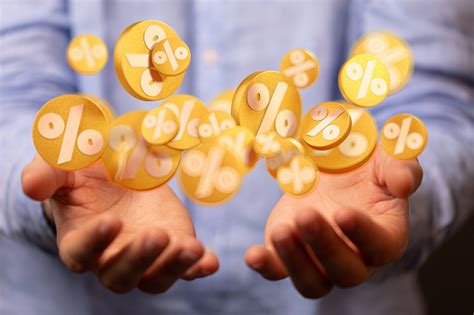 남자의 손 위에 떠 있는 퍼센트 기호의 3d 렌더링 법과 정의 개념 0명에 대한 스톡 사진 및 기타 이미지 0명 가격 감소 Istock