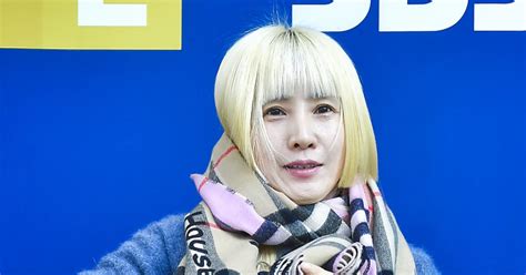 출근길 유미 패션 감각 돋보이는 목도리 포토엔hd