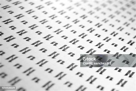 서예 흑백 문자 N 배경입니다 워크 시트를 작성하는 문자 연습 필기 기호 채우기 패턴입니다 서예 문자 N 학습 기술 종이 페이지 0명에 대한 스톡 사진 및 기타 이미지