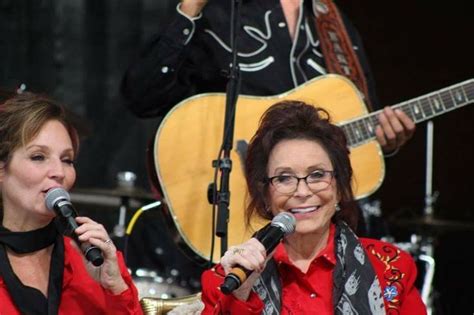 Loretta Lynn And One Of Her Twin Daughters