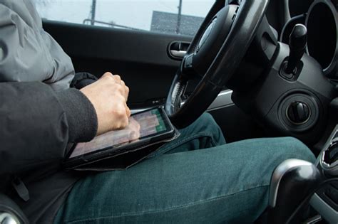 손에 태블릿으로 차를 운전하는 영업 담당자 자동차의 스티어링 휠에 손을 얹고 교통에 대한 스톡 사진 및 기타 이미지 교통 교통수단 남자 Istock