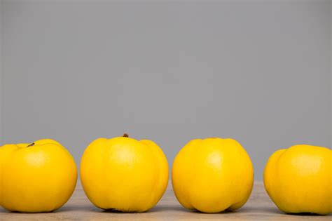 노란 익은 마르멜로 나무 질감된 테이블에 배열 공간 구성 전면 보기를 복사 합니다 0명에 대한 스톡 사진 및 기타 이미지 0명 가을 개체 그룹 Istock