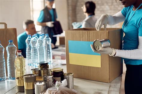 도움이 필요한 우크라이나 사람들을위한 기부 상자를 포장하는 푸드 뱅크 자원 봉사자의 클로즈업 Charitable Foundation에 대한 스톡 사진 및 기타 이미지