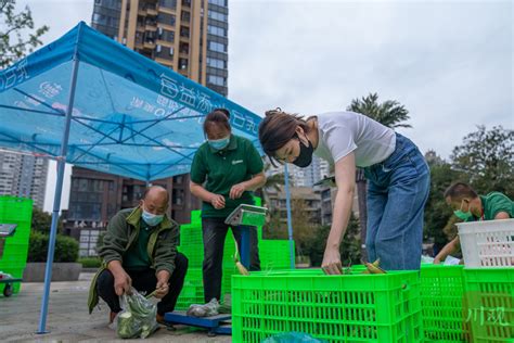 满载蔬菜和肉驶到小区门口 益民集团开设25个流动菜市四川在线