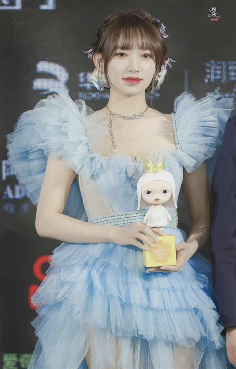 程潇昨日红毯造型 蓝色小纱裙少女甜美气息十足