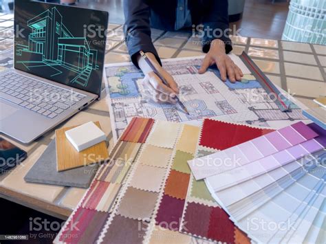 디자인 스튜디오에서 스마트 기기와 재료 샘플을 다루는 여성 디자이너 Fashion Show에 대한 스톡 사진 및 기타 이미지 Fashion Show 건축 건축가