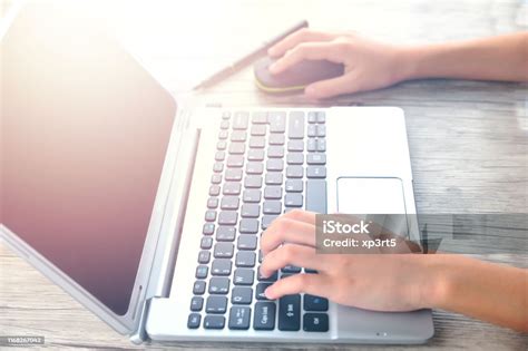 마우스로 노트북 키보드에 입력 하는 비즈니스 여자 손의 클로즈업 고름에 대한 스톡 사진 및 기타 이미지 고름 기업 비즈니스 노트북 Istock