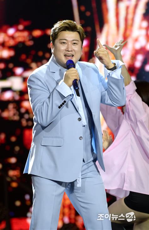 포토 김호중 무대에서 행복한 남자