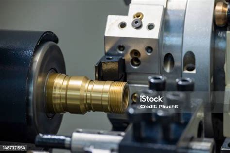 황동 파이프 커플 링 부품의 끝에서 Cnc 선반 기계 나사 절단 장면을 닫습니다 관 튜브에 대한 스톡 사진 및 기타 이미지