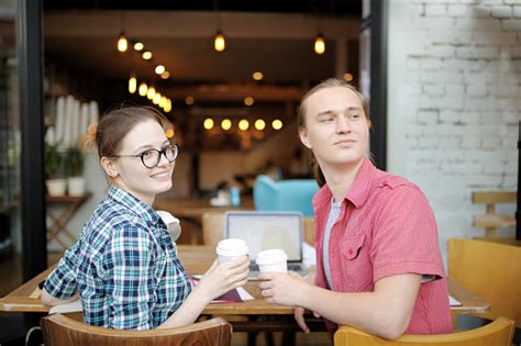 야외에서 책과 노트를 가진 젊은 부부의 학생들 대학 캠퍼스에서 똑똑한 남자와 여자 젊은이들을위한 학습 및 교육 시험 준비 카페에 대한 스톡 사진 및 기타 이미지 Istock