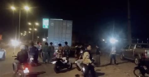 បុរសម្នាក់ជិះម៉ូតូបុករថយន្តកុងតឺន័រ ក្រុមហ៊ុនផែស្ងួត តេងឡាយ ពីក្រោយ