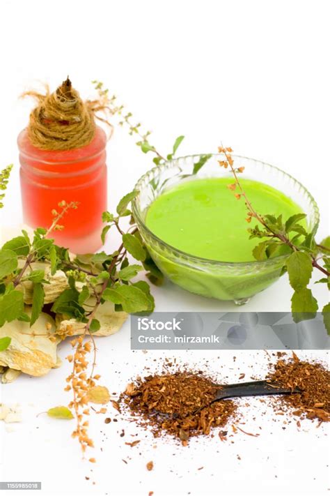 흰색 즉 Tulsi 장미 물 올리브 오일 Mulpani 미티 또는 Multani 미티와 잘 혼합 된 흰색 즉 산달 나무 분말에 고립 된 바질 얼굴 팩 트리트먼트 또는