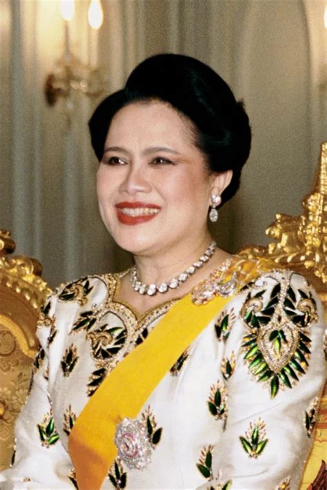 พระราชประวัติ สมเด็จพระบรมราชชนนีพันปีหลวง