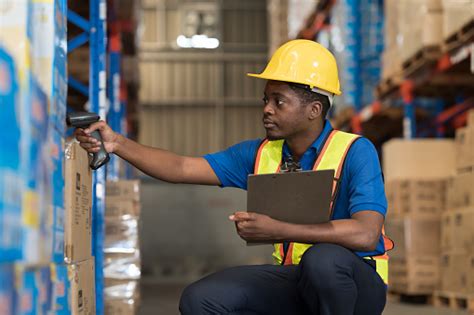 아프리카계 미국인 남성 창고 노동자 클립보드를 들고 선반 팔레트 위의 상자에 있는 바코드를 스캔하는 남성 작업자 보관 창고에서 일하는 남성 창고 작업자 35 39세에 대한