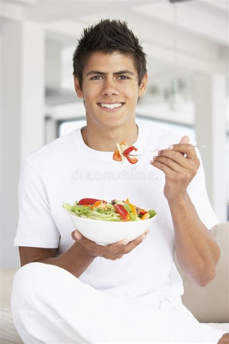 Junges Fleisch Fressendes Ein Salat Stockbild Bild Von Farbe Gesund 7874339