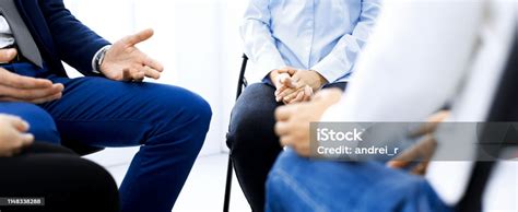 치료 중에 서클에 앉아있는 사람들의 그룹 연수에 참여 하는 비즈니스 팀 회의 그룹 치료에 대한 스톡 사진 및 기타 이미지 그룹 치료 사무실 이벤트 Istock