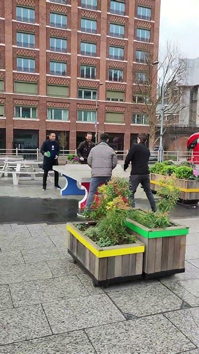 Люди играют в настольный теннис на улице London United Kingdom Youtube