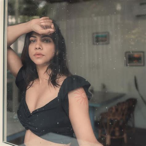 கருப்பு பேரழகியாக மாறிய மடோனா செபாஸ்டியன் வைரலாகும் அட்டகாசமான புகைபடங்கள் Tamil Spark