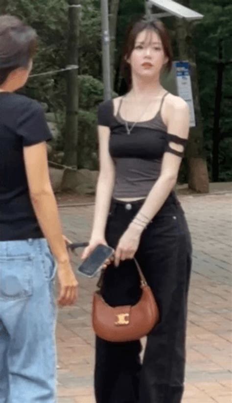 고윤정이 네티즌에게 거리에서 찍힌 장면 곧바로 한국 웹사이트에서 뜨거운 논의를 불러일으켰다 정말 그냥 찍은 건가요