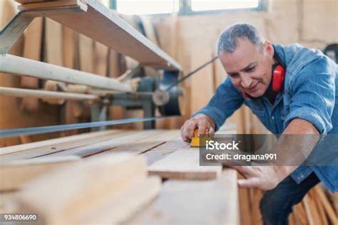 Arpenter Bekerja Pada Papan Kayu Di Bengkel Foto Stok Unduh Gambar