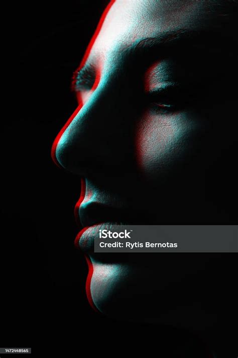 아름다운 여자 얼굴 실루엣 초상화는 Rgb 색상 분할 효과 스타일과 어두운 배경의 빛으로 조명됩니다 3차원 형태에 대한 스톡 사진 및 기타 이미지 Istock