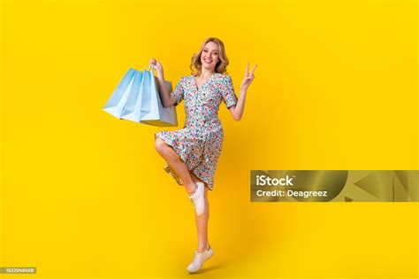 펑키한 달콤한 여자의 전체 길이 사진 드레스 꽃 프린트 사라판 V사인 점프 떠오르는 쇼핑객 격리된 노란색 배경 18 19세에 대한 스톡 사진 및 기타 이미지 Istock