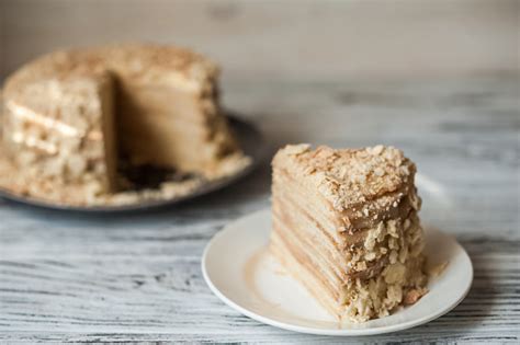 슬라이스 제과 나폴레옹 케이크 커스터드 크림 디저트 카피 공간의 일부 접시 주위에 부스러기 베이커리 맛있는 달콤한 접시 클로즈업 0명에 대한 스톡 사진 및 기타 이미지