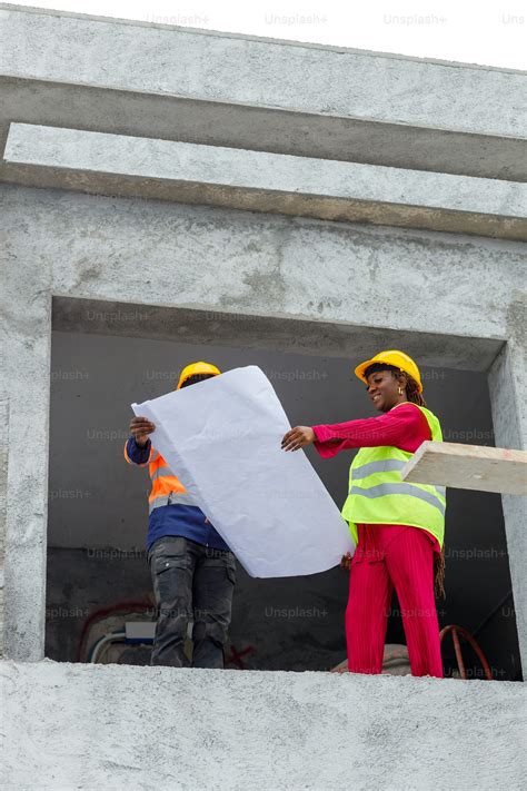 통치자 옆에 있는 노란색 안전모 사진 Unsplash의 건축 이미지