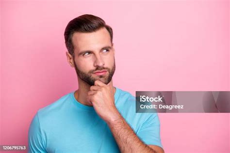 손으로 고립 된 파스텔 핑크 색상 배경으로 수염턱을 만지는 똑똑한 마음을 보여주는 집중된 지능형 남자의 사진 T 셔츠에 대한 스톡 사진 및 기타 이미지 Istock