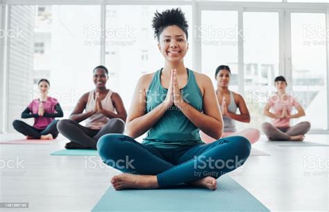 흑인 여성 요가 초상화 피트니스 평화 웰빙을 위한 선 운동으로 명상 기도의 손 전체론적 운동 정신 건강 및 신체를 위한 체육 수업의 강사 및 다양성 그룹 20 24세에 대한