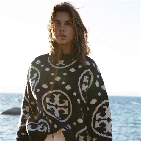 Elisabetta Canalis è Pronta Per Lautunno Il Maglione Oversize Diventa