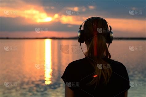 自然 布加勒斯特 水 灵性 健康 夏天 湖 仅成年人 长发 微笑