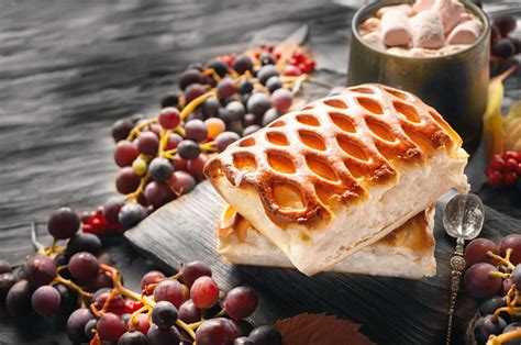 클래식 아메리칸 파이 베리 파이가 테이블 위에 있습니다 추수 감사절을위한 포도 파이 전통에 대한 스톡 사진 및 기타 이미지 전통 호박 파이 가을 Istock