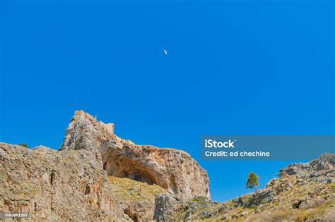 세인트 폴 베이의 베이 쪽에서 린도스 시의 아크로폴리스와 동굴의 전망 맑고 푸른 하늘 로도스 섬 도데카네스 군도의 그리스 섬 휴일 및 여행 0명에 대한 스톡 사진 및 기타