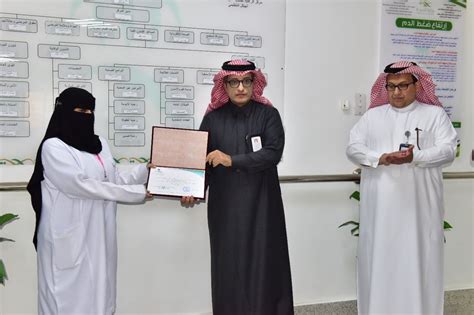 مدير عام صحة عسير يكرّم الممرضة صالحة الأحمري نظير جهودها الكبيرة