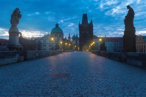 블타바 강 찰스 다리 프라하의 역사적인 중심지 일출 또는 황혼 프라하 체코의 옛 도시의 건물과 랜드마크의 경치 아름다운 고딕