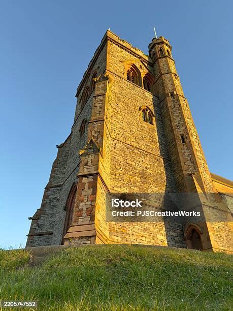 고딕 양식의 창문이 있는 인상적인 유서 깊은 석탑은 맑고 푸른 하늘을 배경으로 따뜻한 황금빛 햇살을 받고 있습니다 0명에 대한 스톡 사진 및 기타 이미지 Istock