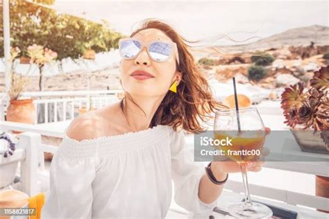 그리스 카페에서 아페롤 스프리츠 칵테일을 즐기는 행복한 아시아 여성 음료 및 다과 컨셉 마시기에 대한 스톡 사진 및 기타 이미지 마시기 번쩍이는 소다 Istock