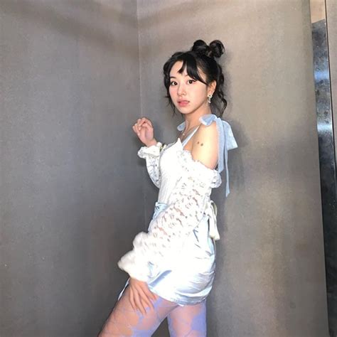 트와이스 채영 새로운 女나체 타투…불편vs자유 갑론을박 [엑s 이슈] 나무뉴스