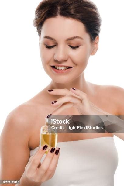 Wanita Ceria Melihat Botol Dengan Minyak Terisolasi Di Atas Putih Foto Stok Unduh Gambar