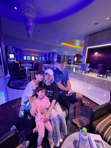 មិនចេះចាស់សោះ ណាំ ប៊ុណ្ណារ័ត្ន នៅតែសង្ហា បណ្តើរគ្រួសារមើលកុន ជះចំហាយកក់ក្តៅ Khmerload