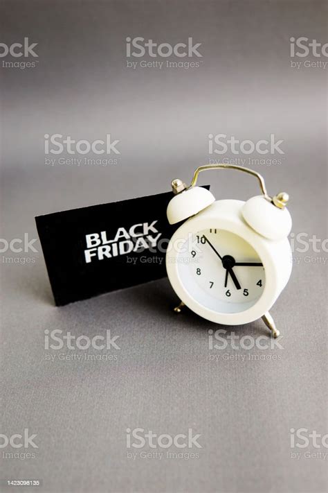 흰색 알람 시계와 검은 사각형에 비문 회색 배경에 검은 금요일 판매 주제 개념에 대한 스톡 사진 및 기타 이미지 개념 검은색 그래프 Istock