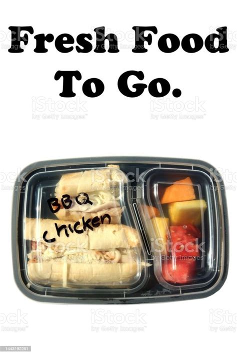 흰색 배경에 격리된 Fresh Food To Go라는 텍스트가 있는 플라스틱 도시락의 수직 근접 촬영 개념에 대한 스톡 사진 및 기타 이미지 Istock