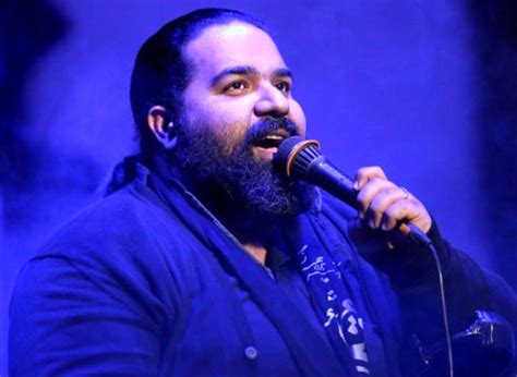 حضور دختر جوان در کنسرت رضا صادقی با سرُم ویدئو