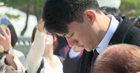 [현장영상 ] 전우원 씨 국립 5·18 민주묘지 참배 전두환 일가 중 처음