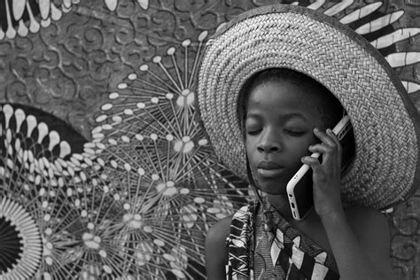 갈색 머리 갈색 모자 감은 눈 고요한 깊은 숨 녹지 눈을 감다 레저 마음가짐 만족 명상 모자 밀짚 모자 빈티지 스타일 빨대 스타일 아름다움