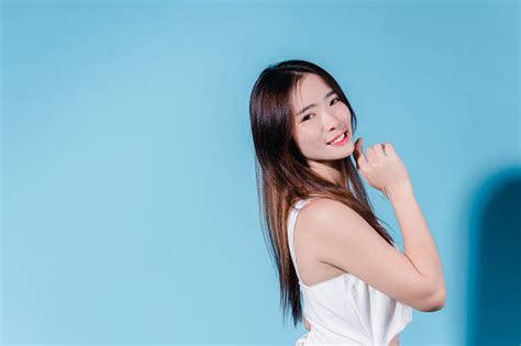 매력적인 아시아 뷰티 우먼은 파란색 배경에 자외선 차단 Uv 또는 자외선 차단제로 선크림과 컬러 스케일을 들고 있습니다 18