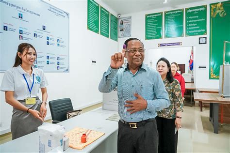 សម្តេចអគ្គមហាពញាចក្រី ហេង សំរិន អញ្ជើញបោះឆ្នោតក្នុងវិទ្យាល័យសម្តេច ហេង សំរិន អន្លង់ជ្រៃ