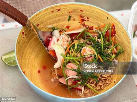 새우와 야채를 곁들인 국수 한 그릇의 사진 국수와 새우가 들어있는 음식 한 그릇이 있습니다 0명에 대한 스톡 사진 및 기타 이미지 Istock