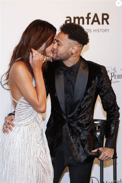 Neymar Jr Et Bruna Marquezine Très Amoureux Lors Du Gala De Lamfar à